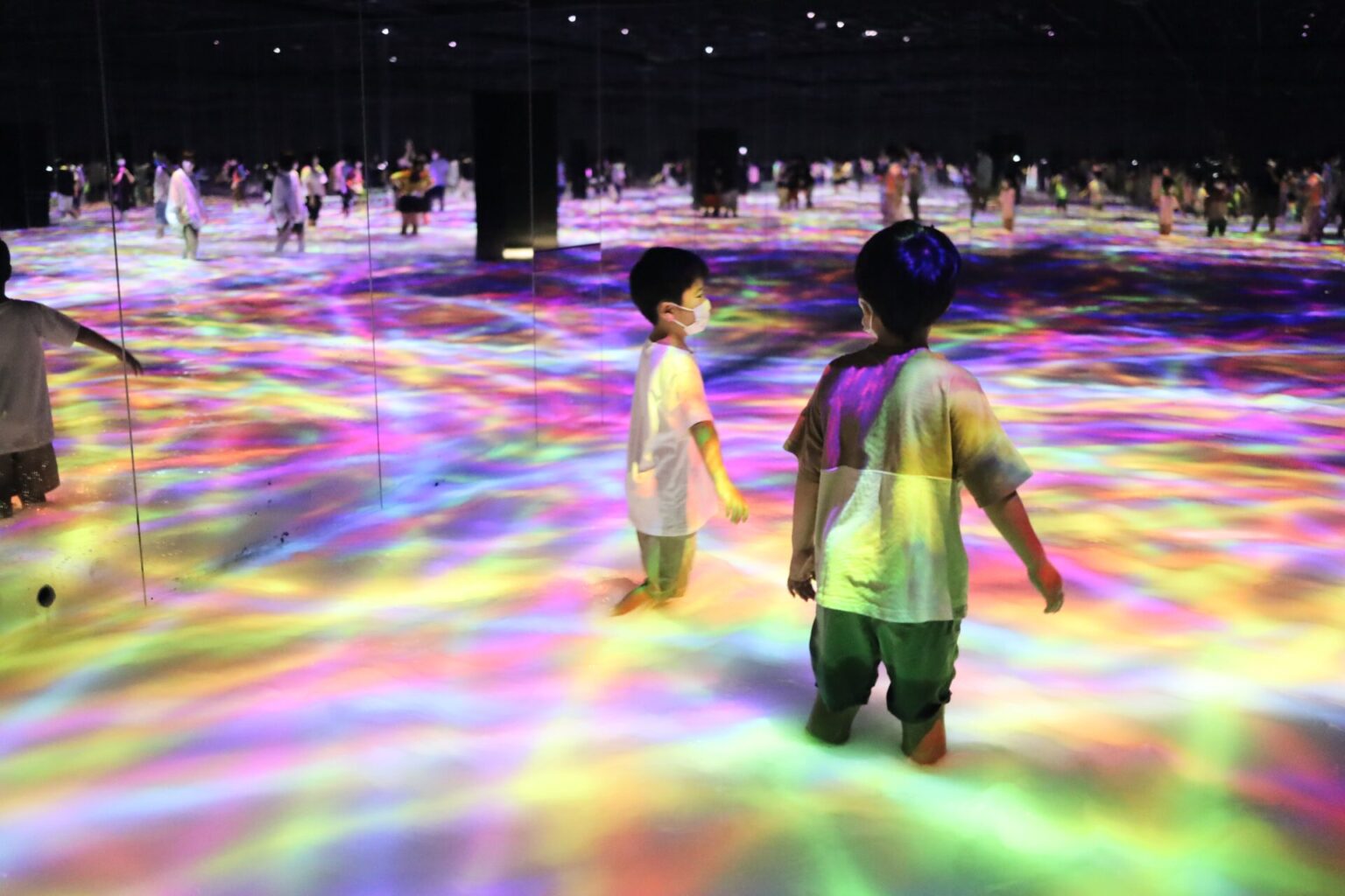 子どもと一緒に全身でアートを体感できる「チームラボプラネッツ」へ！（東京） | つづる